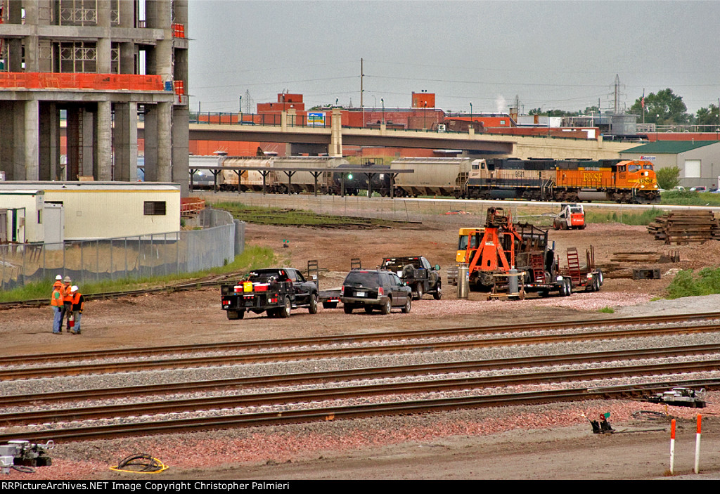 BNSF 8856 and BNSF 9621 Lead M-LINLIN1-09